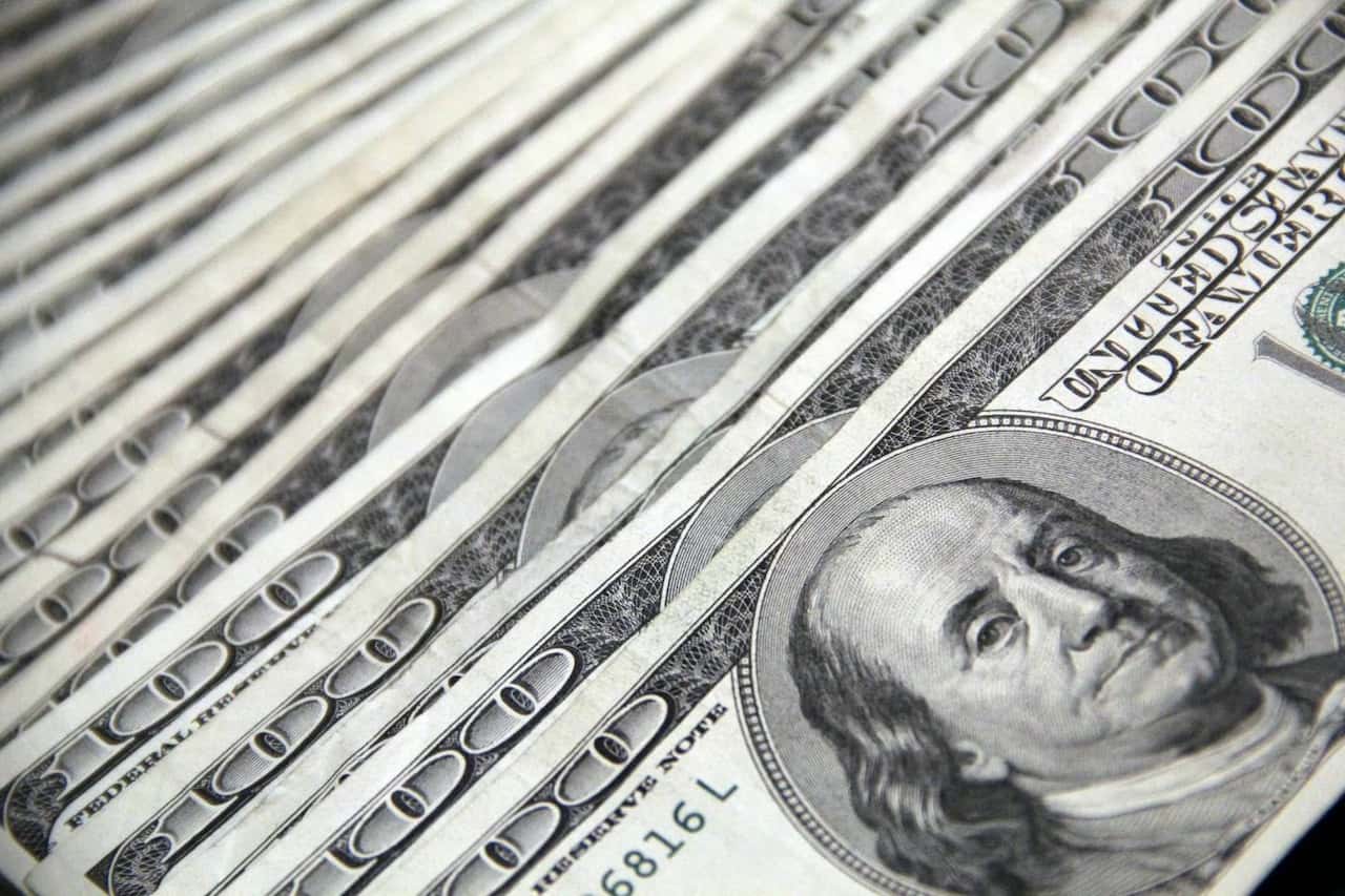 El dólar sigue cayendo y llega a niveles de 2020; las acciones de ...